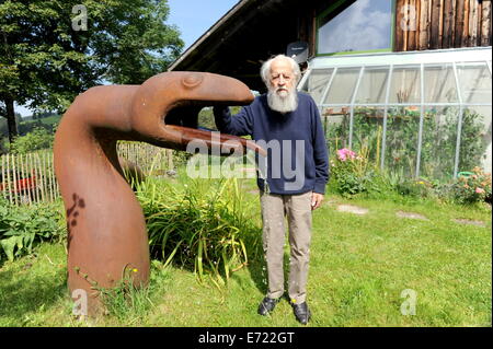 Deutscher Bildhauer Franz Gutmann, am August 06, 2014, in der Kirche ...