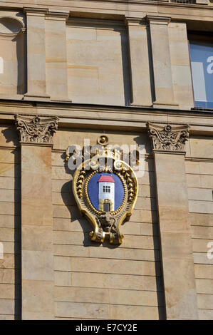 Bunte und unterschiedliche Wappen an der Wand eines Gebäudes in der ...