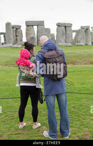 Prähistorischer Mann & Frau Steinzeit Reenactors versuchen, machen ...