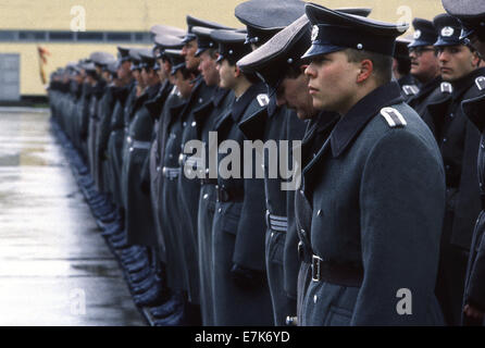 Bad Salzungen, DDR. 9. Februar 1990. Soldaten aus der DDR Armee (NVA ...