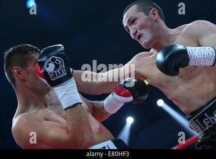 Moskau, Russland. 27. Sep, 2014. Russischer Boxer Grigory Drozd (C ...