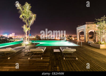 Marokko, Fes, beleuchtete Dachterrasse eines Hotels bei Sonnenuntergang ...