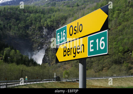 Oslo-Bergen Straßenschild in Norwegen zeigen Städte zwischen ...