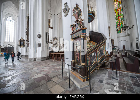 Hölzerne Kanzel im Hauptschiff der Basilika Mariä Himmelfahrt der ...