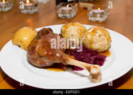 Keulen der Gans mit Knödel und Rotkraut Stockfoto, Bild: 52706166 - Alamy