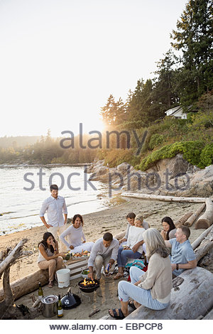 Senioren Herren am Strand sprechen Stockfotografie - Alamy