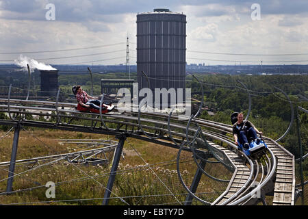 zwei Personen auf einer Sommer-Rutsche von Alpin-Zentrum auf dem Gebiet ...