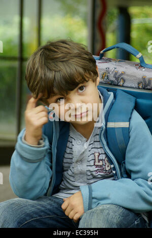 Traurig einsames Kind durch Kinder gemobbt Stockfoto, Bild: 171760398 ...