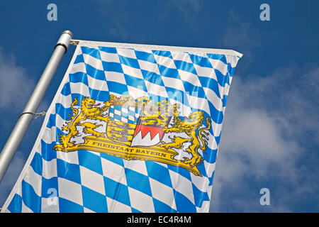 Bayern Fahne, weißen und blauen Rauten mit bayerischen Wappen Stockfoto ...