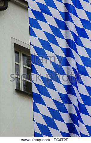 Bayern Fahne, weißen und blauen Rauten mit bayerischen Wappen Stockfoto ...