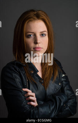 18-jährige trug eine Lederjacke und Jeans auf weißem Hintergrund ...