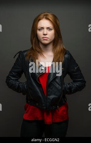 18-jährige trug eine Lederjacke und Jeans auf weißem Hintergrund ...