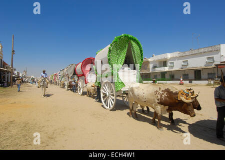 El Rocío Wallfahrt Wallfahrt, Pilger beten vor der Blanca Paloma Virgin ...