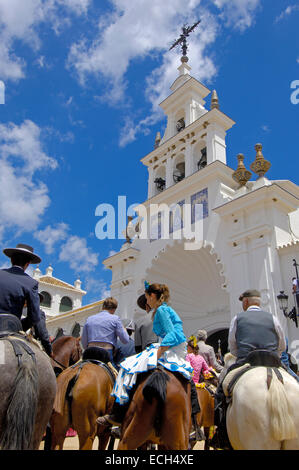 Weibliche katholische Pilger aus Andalusien in Tracht besuchen das ...