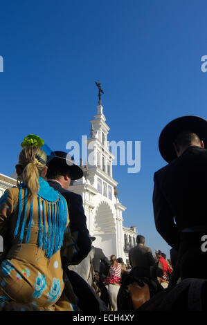 Weibliche katholische Pilger aus Andalusien in Tracht besuchen das ...
