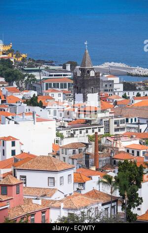 Blick auf Funchal vom Dach der Kirche St. Johannes des Evangelisten des ...