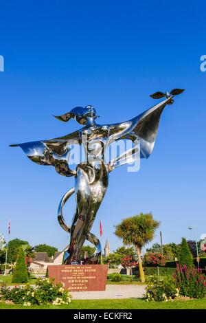 Die World Peace Statue, Grandcamp-Maisy, Normandie, Frankreich ...