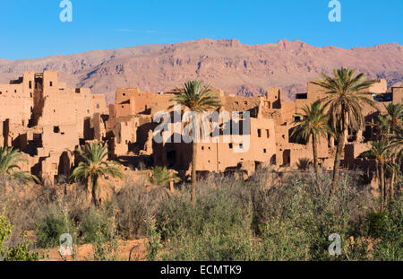 Marokko Atlas-Gebirge Tinghir Oase und Dorf mit schönen Bergen und ...