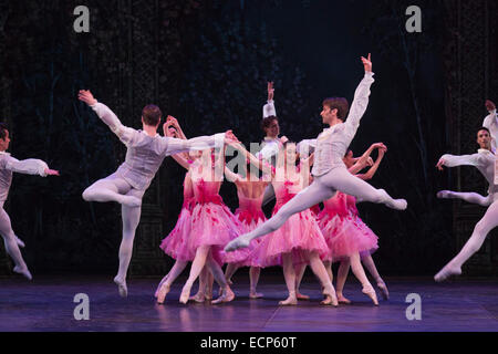 Blumenwalzer mit Tänzern der English National Ballet und Studenten aus ...