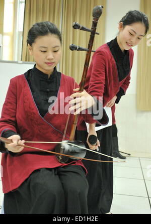 (141224) -- XIAMEN, 24. Dezember 2014 -- Performers Performers Perform ...
