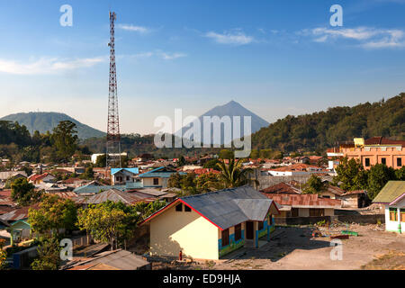 Die Stadt von Bajawa und Mount Inerie Vulkan auf Flores Insel, Ost-Nusa ...