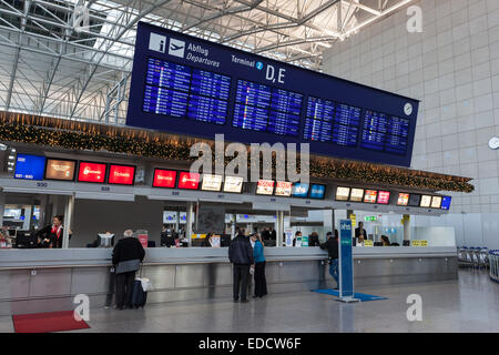 Abfahrt/Ankunft Flugplan am Flughafen Frankfurt, Deutsch Stockfotografie - Alamy