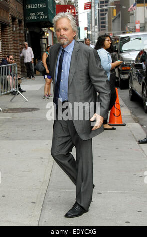 Michael Douglas vor dem Ed Sullivan Theater für "Late Show with David ...