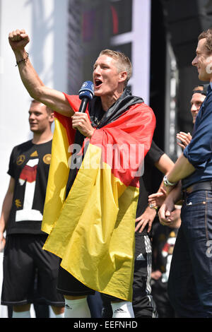 Die Deutschland-Fußball-Nationalmannschaft feiern ihren Sieg am Brandenburger Tor (Brandenburger ...