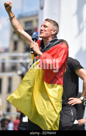 Die Deutschland-Fußball-Nationalmannschaft feiern ihren Sieg am Brandenburger Tor (Brandenburger ...