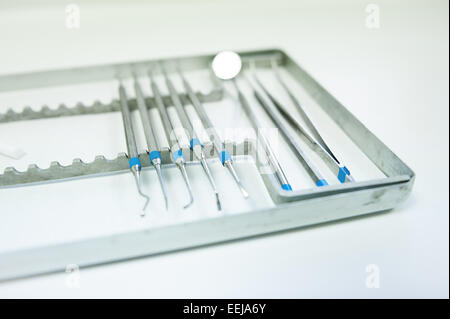 Zahnarzt Instrumente auf Tablett Stockfoto, Bild: 18613206 - Alamy