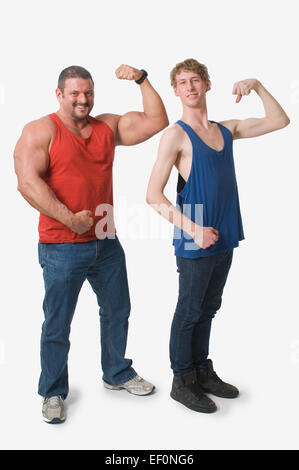 Muskulöser Mann und magerer Mann beugen ihre Bizeps Stockfotografie - Alamy