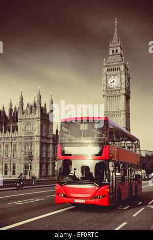 Doppelstock-roter Bus auf Westminster Bridge mit Big Ben in London ...