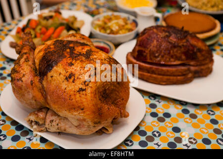 Thanksgiving-Truthahn-Abendessen auf Tisch - USA Stockfoto, Bild ...