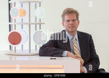 Der CEO der Halbleiter-Hersteller Osram Opto, Aldo Kamper, stand mit ...