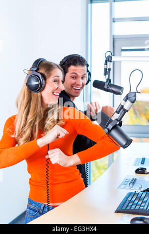 Moderatoren und Moderatoren - Mann und Frau - Radiosenders Gastgeber ...