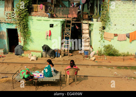 Ghettos und Slums in Delhi India.These unbekannten Menschen leben unter ...