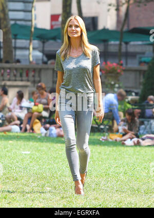 Heidi Klum gekleidet beiläufig in skinny-Jeans und ein graues Top ...