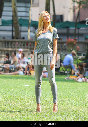 Heidi Klum gekleidet beiläufig in skinny-Jeans und ein graues Top ...