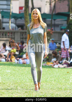 Heidi Klum gekleidet beiläufig in skinny-Jeans und ein graues Top ...