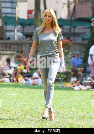 Heidi Klum gekleidet beiläufig in skinny-Jeans und ein graues Top ...