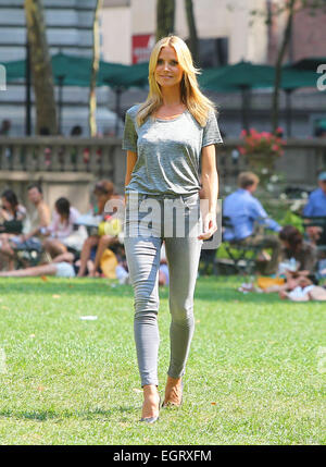 Heidi Klum gekleidet beiläufig in skinny-Jeans und ein graues Top ...