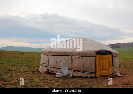 Moderne Jurte mit Solar-Panel, Satellitenschüssel und Parkplatz, Orkhon ...