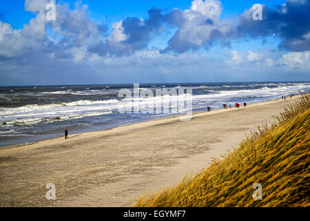 Deutschland, Sylt, Westerland, Spaziergänger am Strand im Winter bei ...