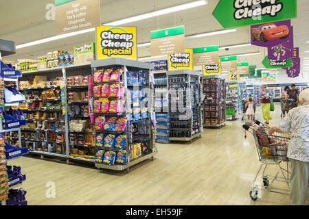 Innenraum eines australischen Woolworth Supermarkt Stores in Mona Vale ...