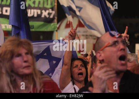 Die Israelis nehmen an einer Kundgebung Teil, an der Zehntausende von ...