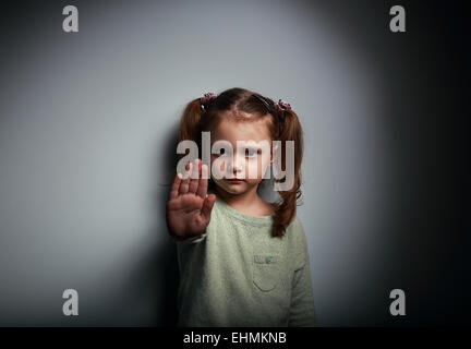 Ein Mädchen, das Handzeichen zeigt, um aufzuhören nützlich für die ...