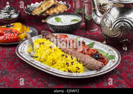 Traditionelle persische Gericht von Kebab und Reis auf hölzernen Tisch ...