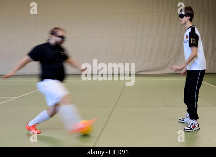 München, Deutschland. 8. März 2015. Der blinde Fußball-Spieler Jakob ...