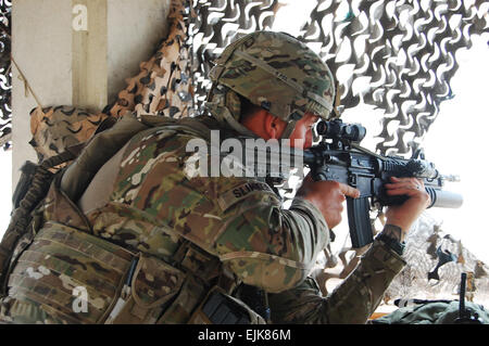 CPL. Kyle Slinker, ein Offizier der Militärpolizei mit 561 Military ...