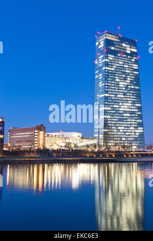 Europäische Zentralbank, EZB, Lichtinstallation, Euro zu unterzeichnen ...